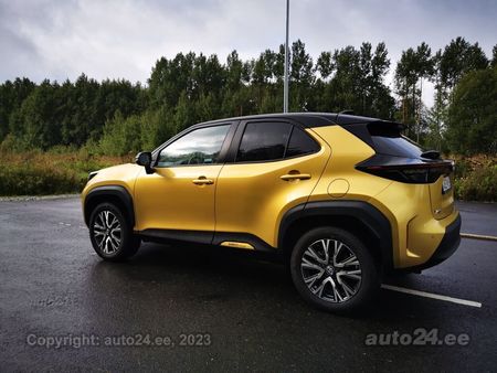 TOYOTA YARIS CROSS toyota-yaris-cross-gold-hybrid-bi-tone-elegant-e-cvt ...